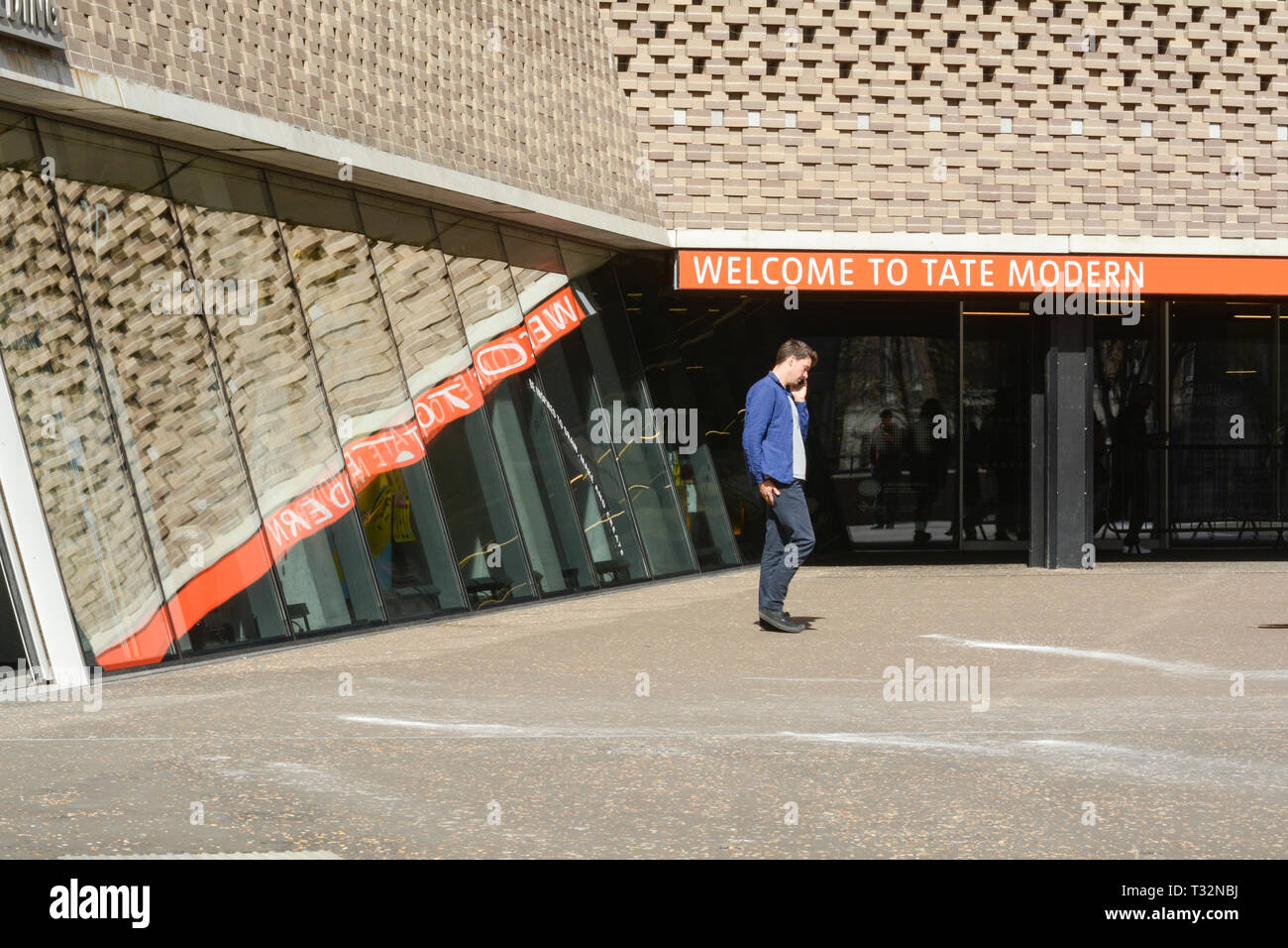 Welcome to the tate modern hi-res stock photography and images - Alamy