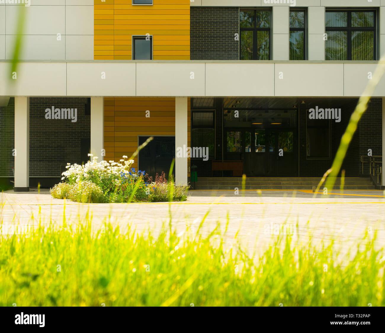 Tiled office building facade hi-res stock photography and images - Alamy