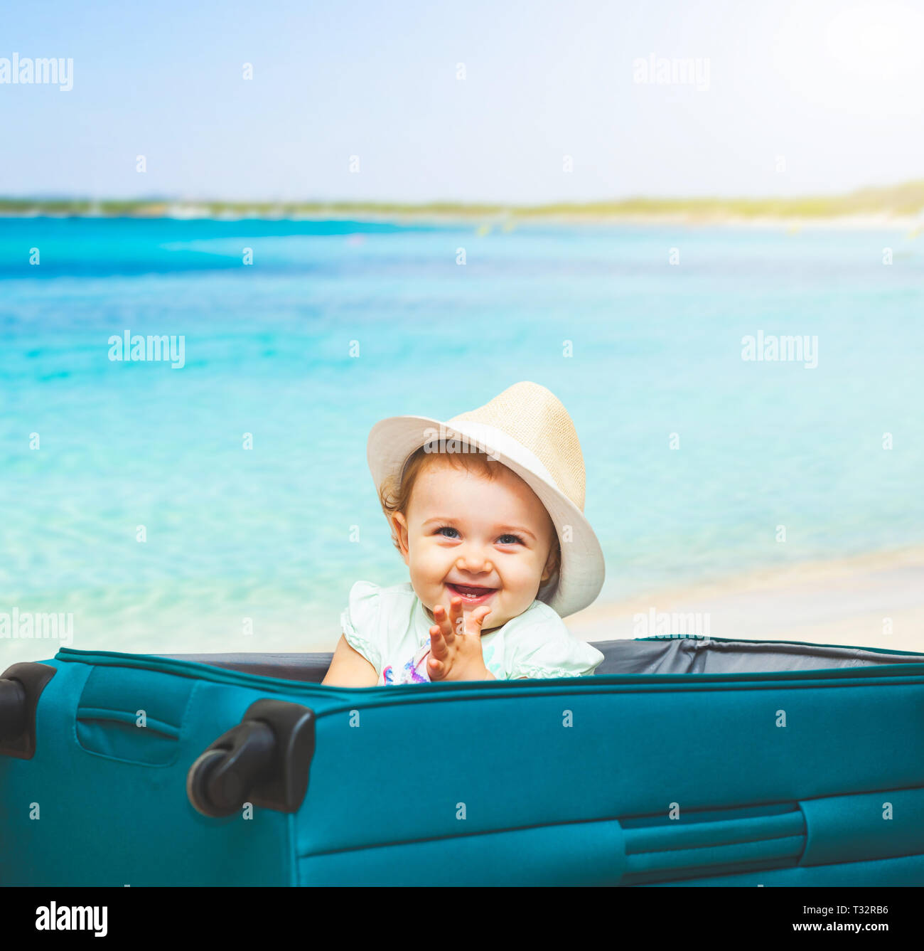 Baby in sand hi-res stock photography and images - Alamy