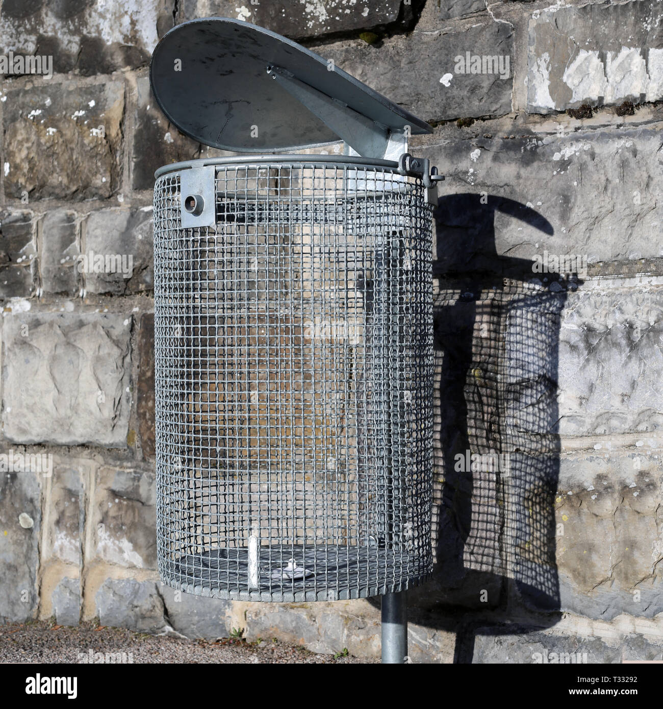 Empty waste bin hi-res stock photography and images - Alamy