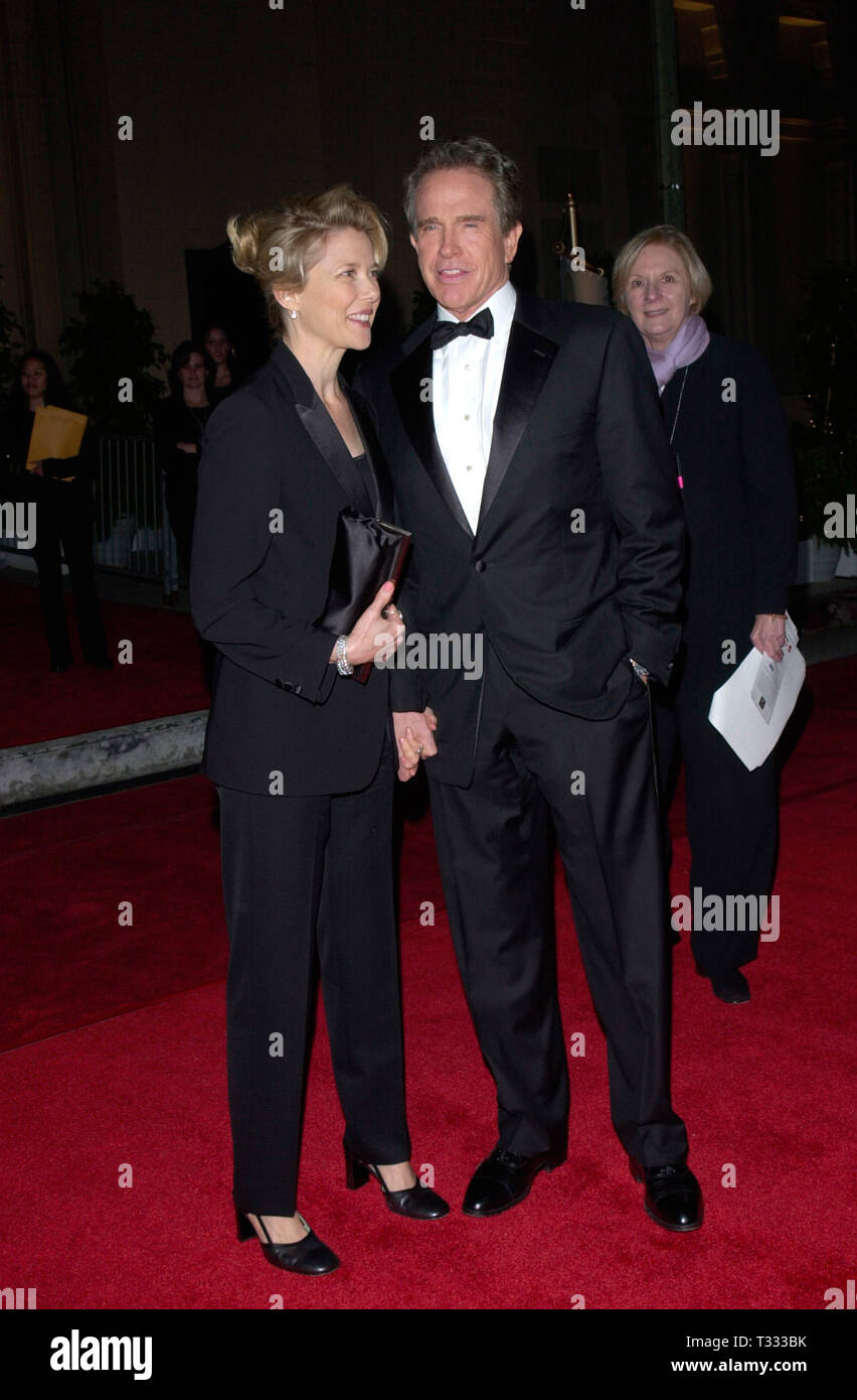 Actor warren beatty wife actress hi-res stock photography and images ...