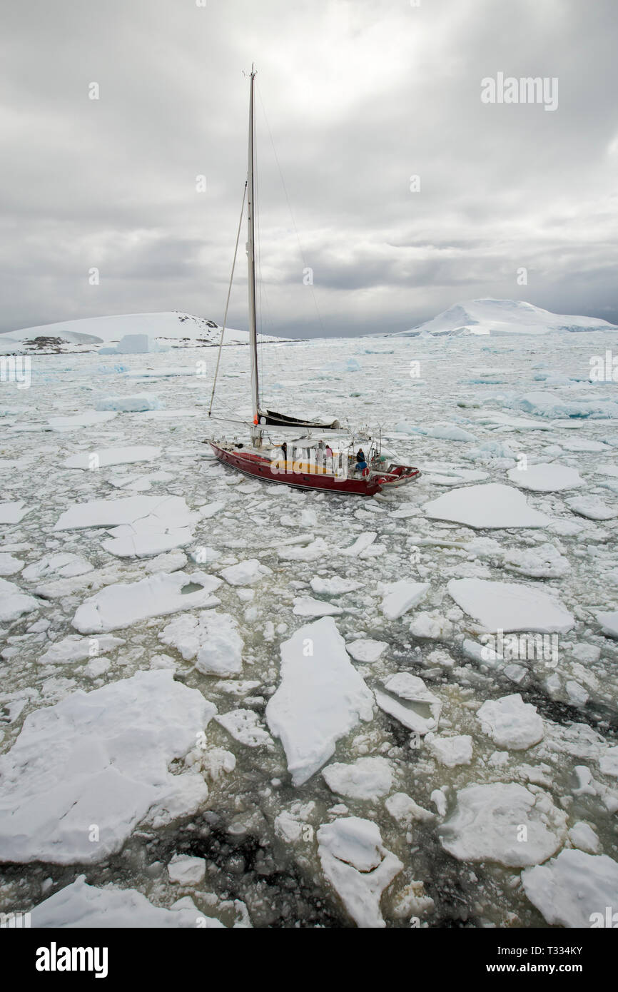 Towing a broken down boat hi-res stock photography and images - Alamy