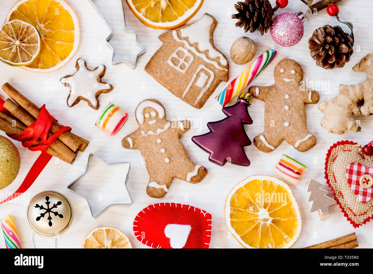 Christmas background with gingerbread cookies Stock Photo - Alamy