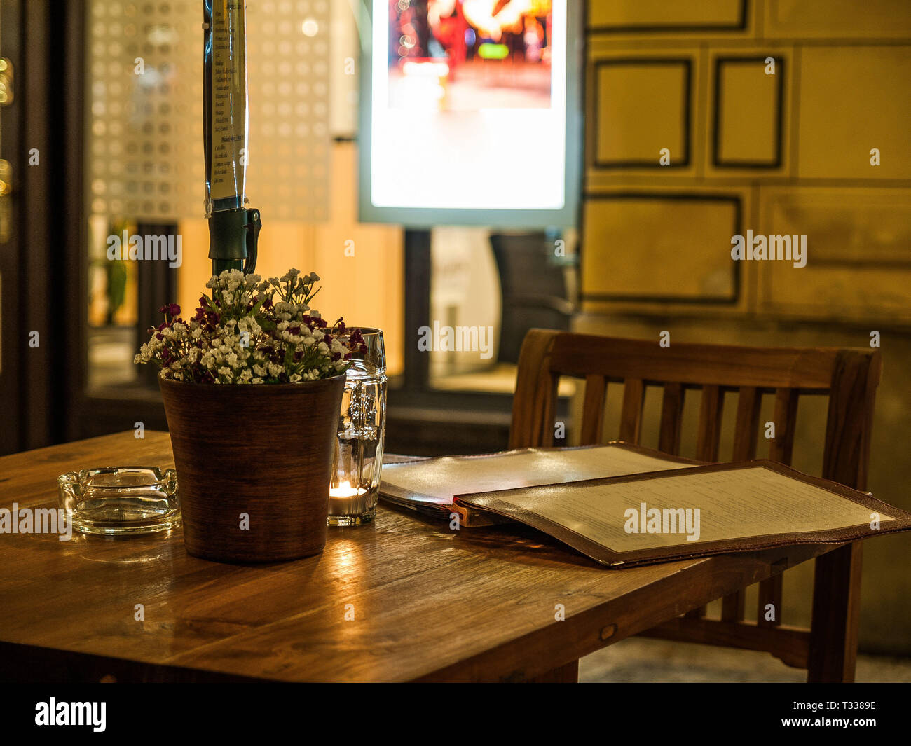Coffee shop night winter hi-res stock photography and images - Alamy