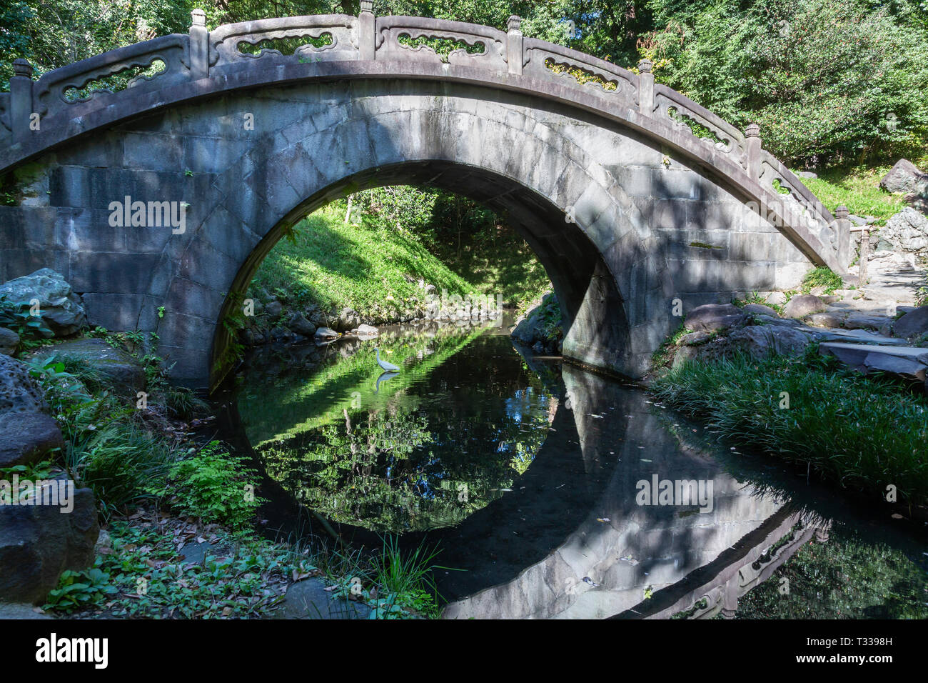Full Moon Bridge, Koishikawa Korakuen, Tokyo, Japan Stock Photo - Alamy