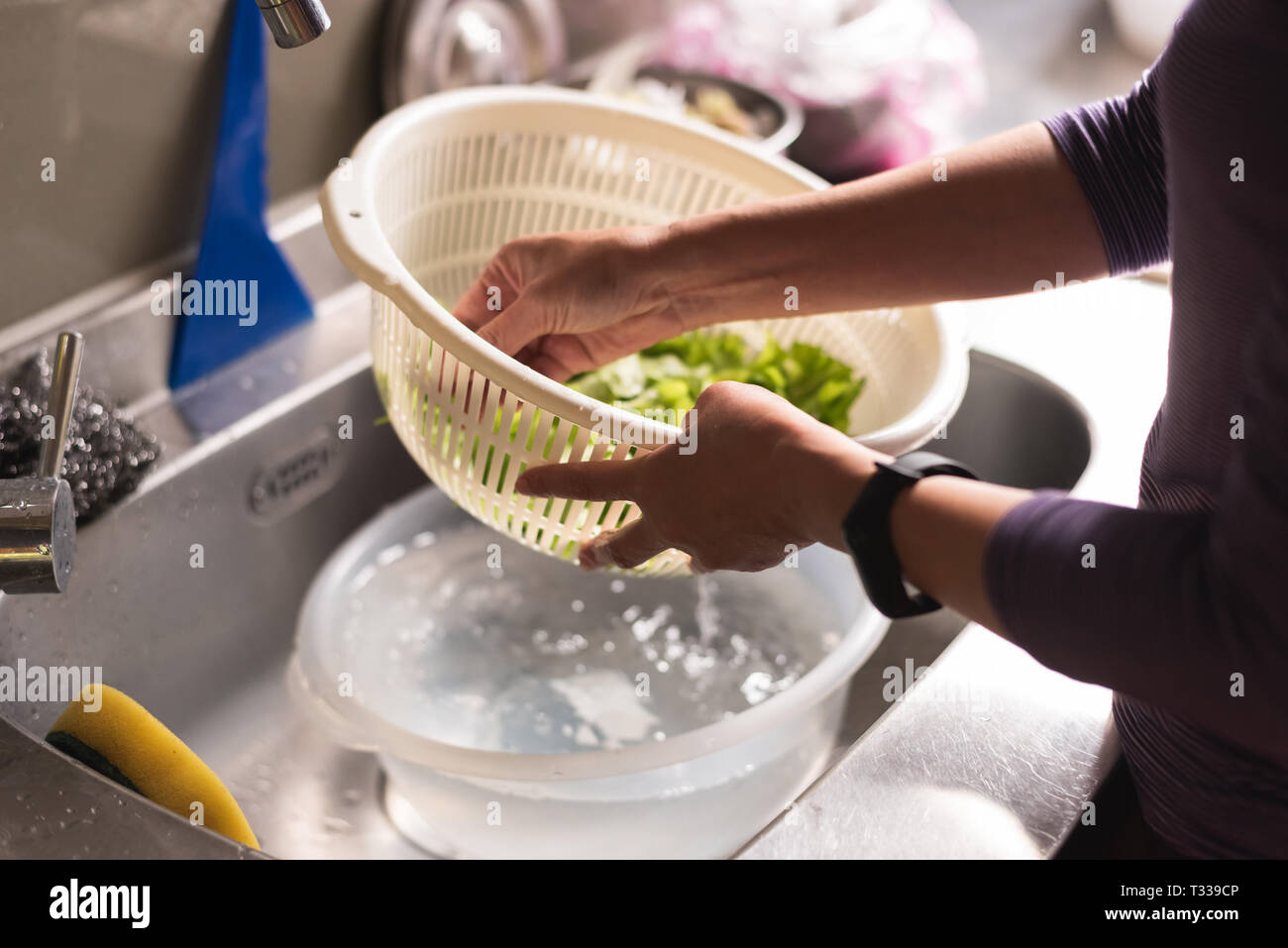 woman washing vegetables in the sink at home Stock Photo - Alamy