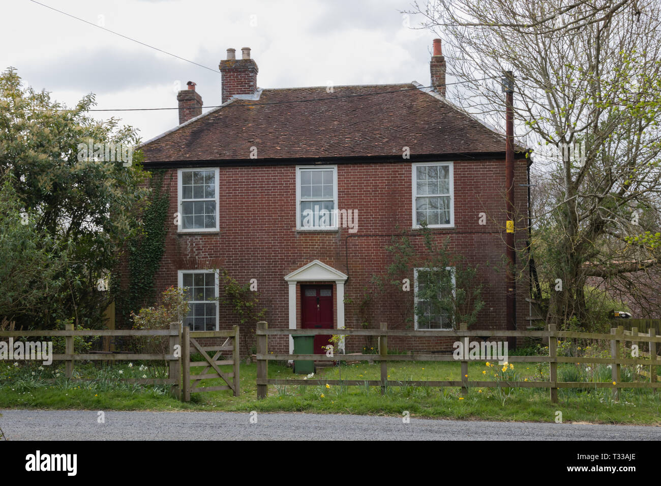 An English countryside farm house or cottage Stock Photo - Alamy