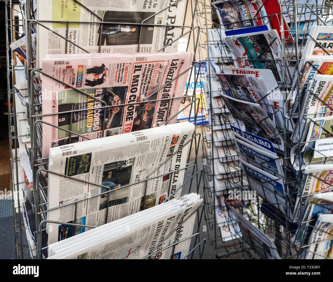 Newspaper stand hi-res stock photography and images - Alamy