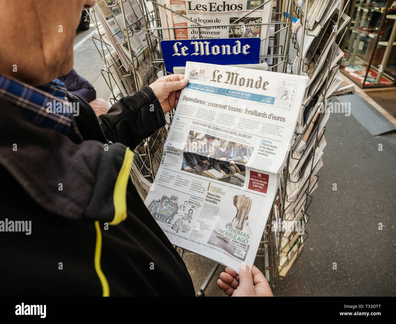 Le monde front page hi-res stock photography and images - Alamy