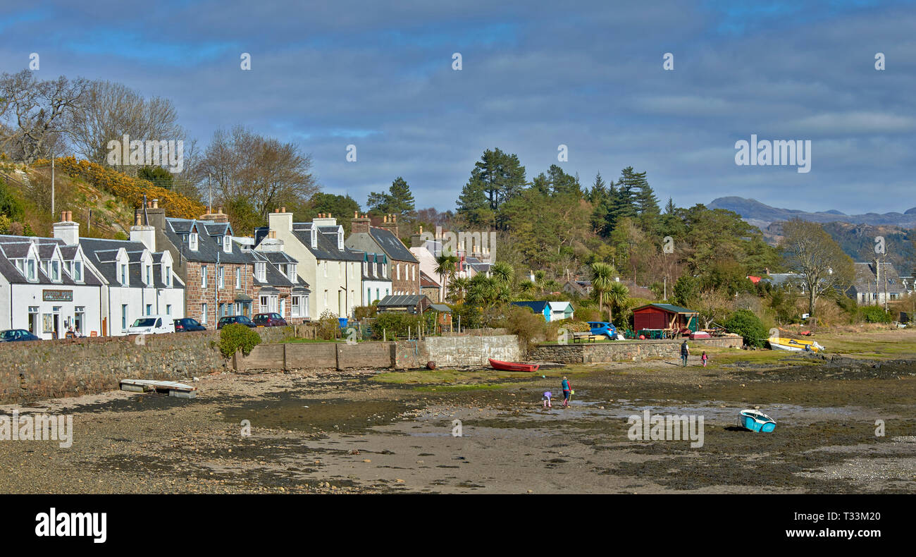 PLOCKTON WESTER ROSS SCOTLAND PEOPLE ON THE BEACH IN FRONT OF THE MAIN ...