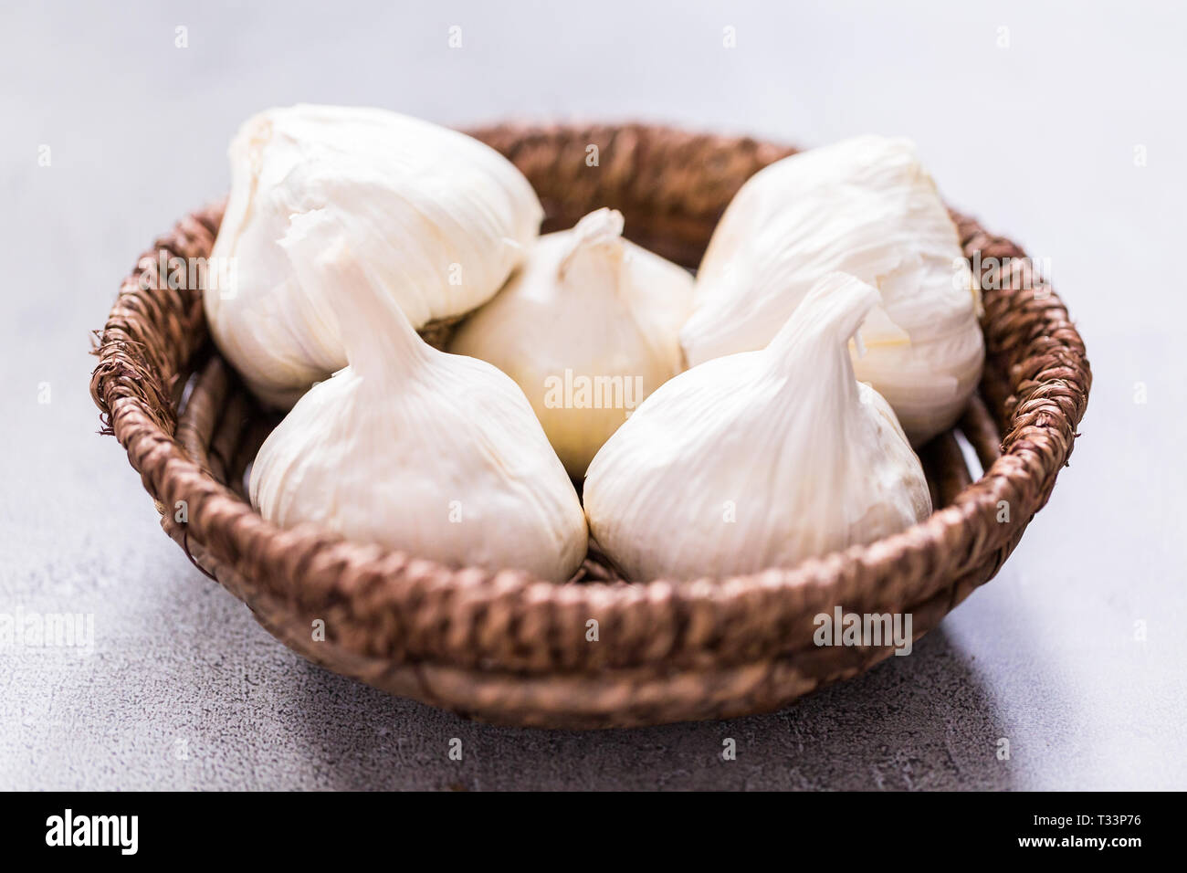 Organic garlic cloves in small basket Stock Photo - Alamy