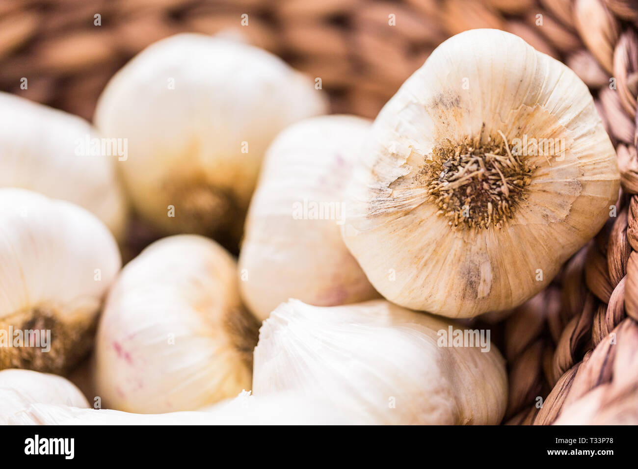 Organic garlic cloves in small basket Stock Photo - Alamy