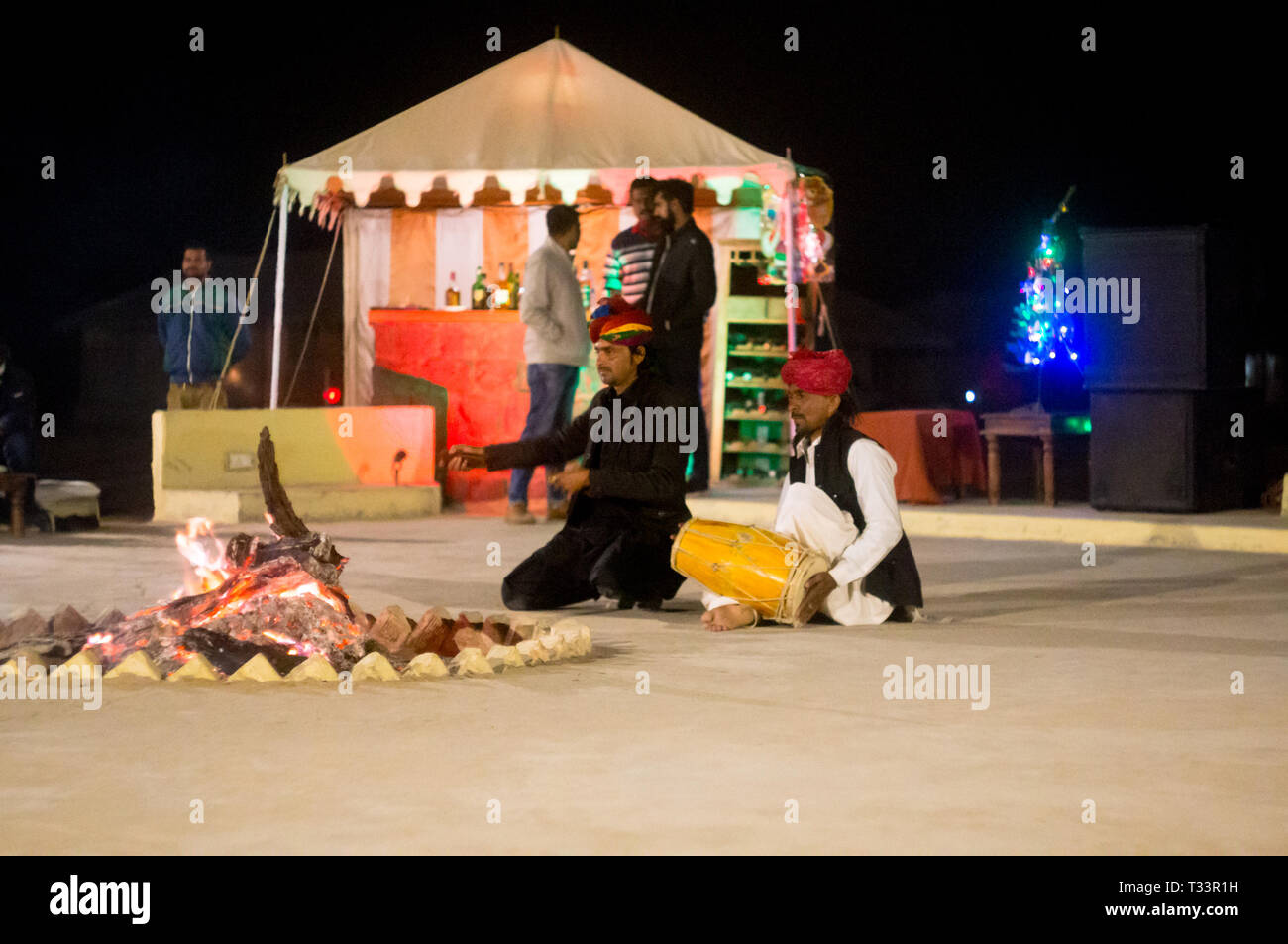 Dance performers desert camp hi-res stock photography and images - Alamy