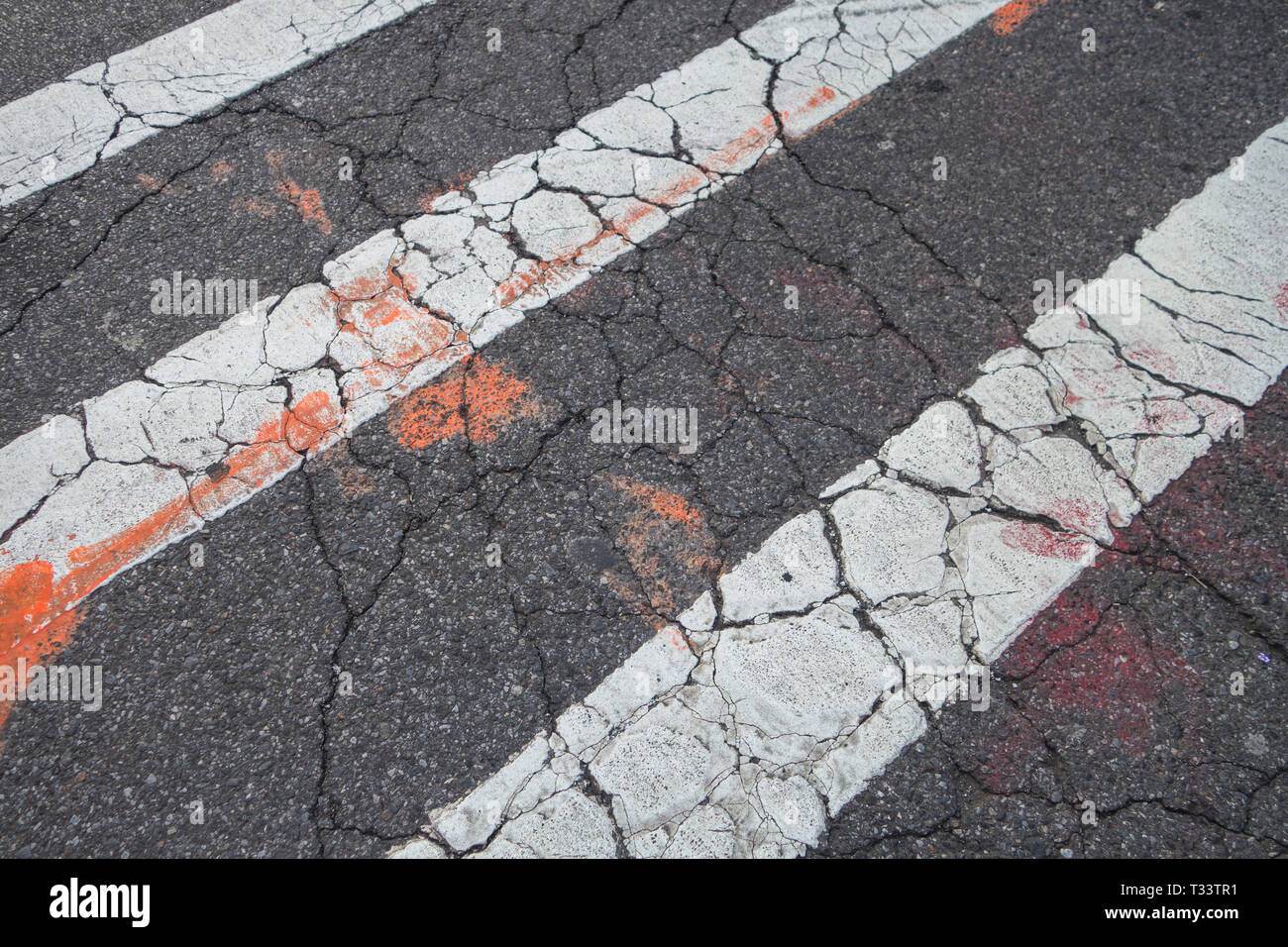 Block paving white lines hi-res stock photography and images - Alamy