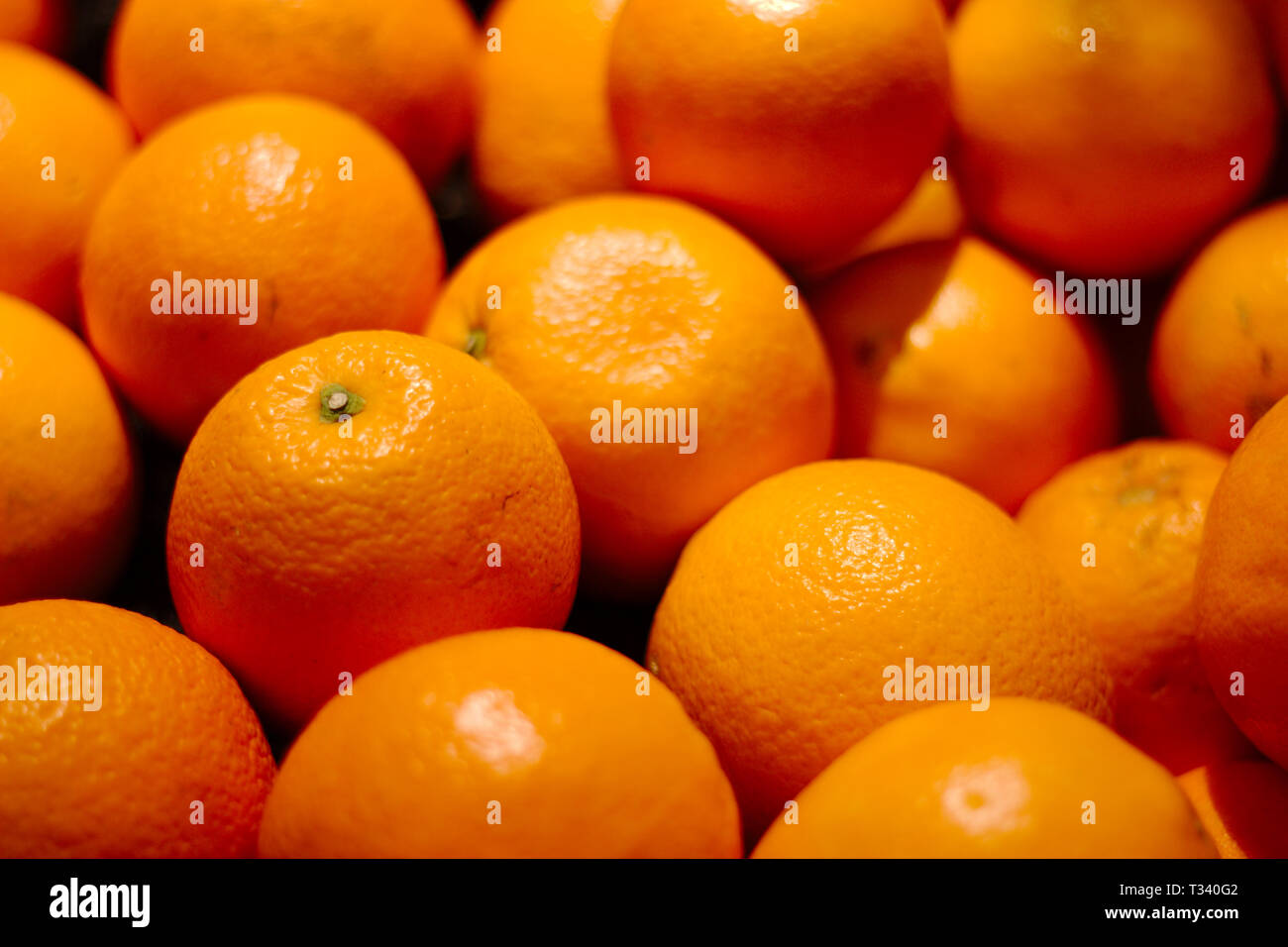 Pile of oranges at a supermarket Stock Photo - Alamy