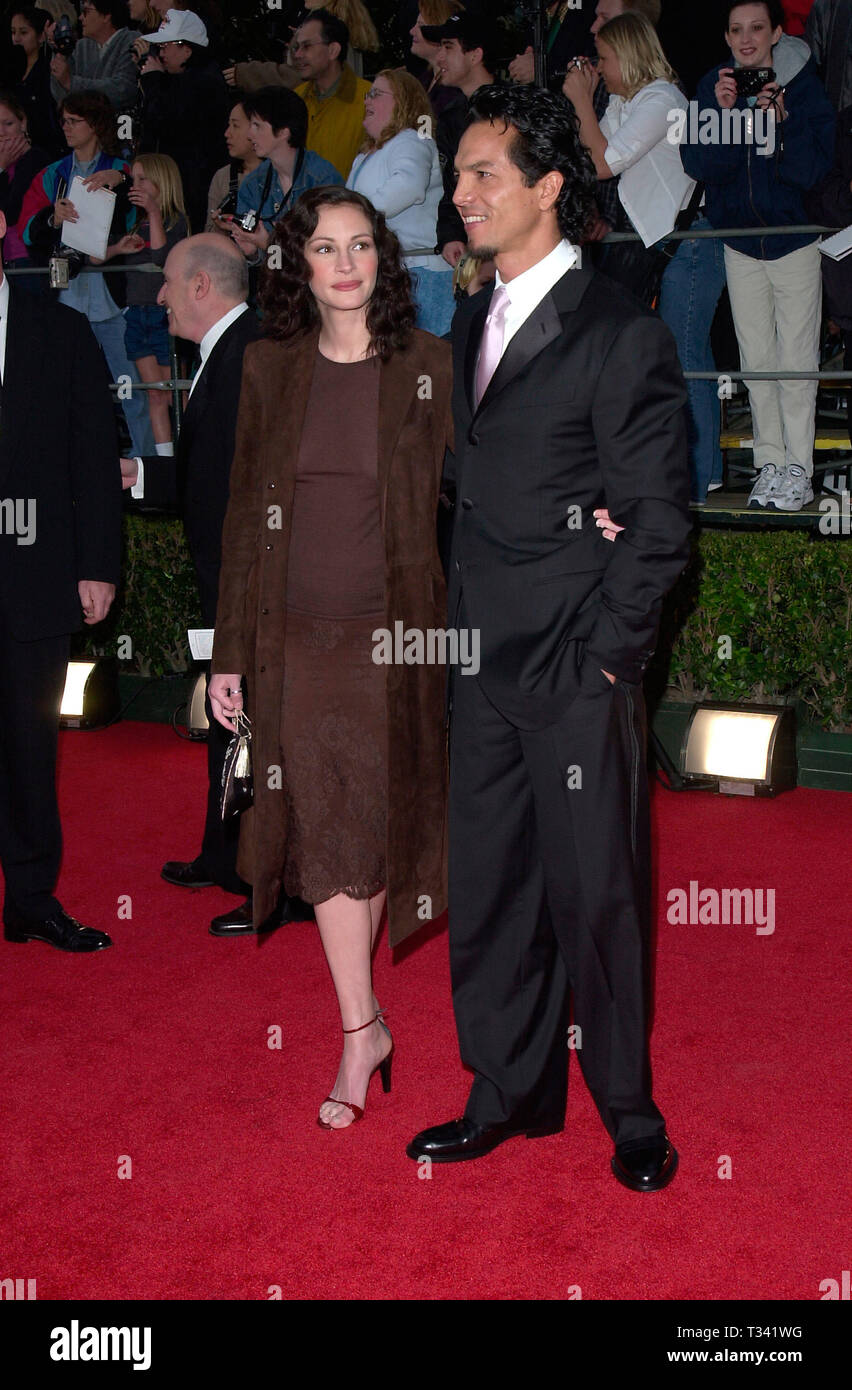 LOS ANGELES, CA. March 11, 2001: Actress JULIA ROBERTS & actor ...