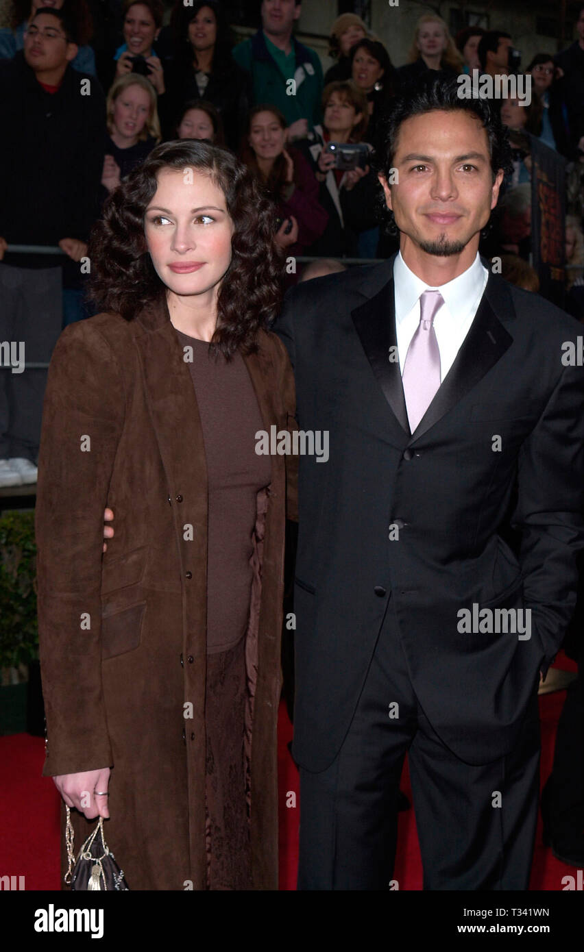 LOS ANGELES, CA. March 11, 2001: Actress JULIA ROBERTS & actor ...