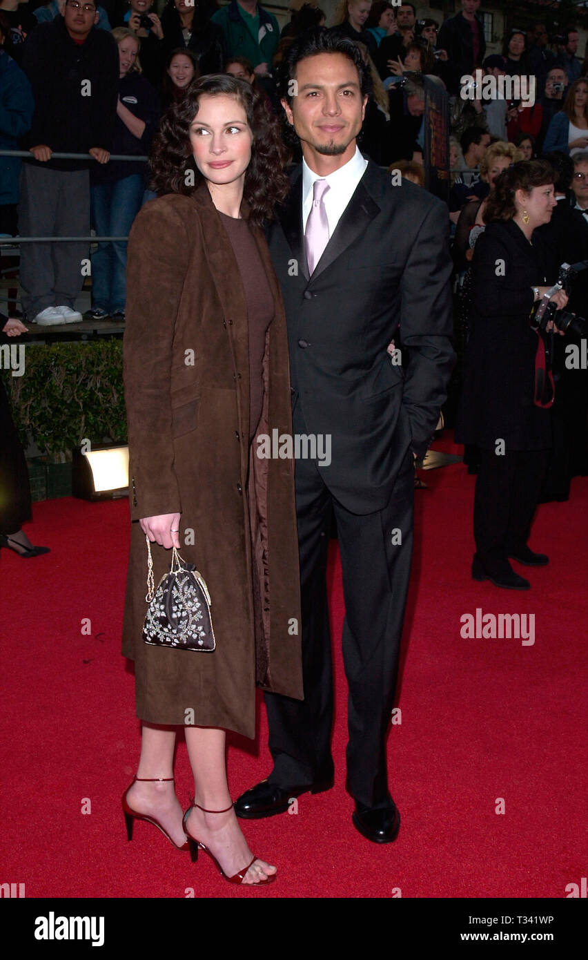 LOS ANGELES, CA. March 11, 2001: Actress JULIA ROBERTS & actor ...