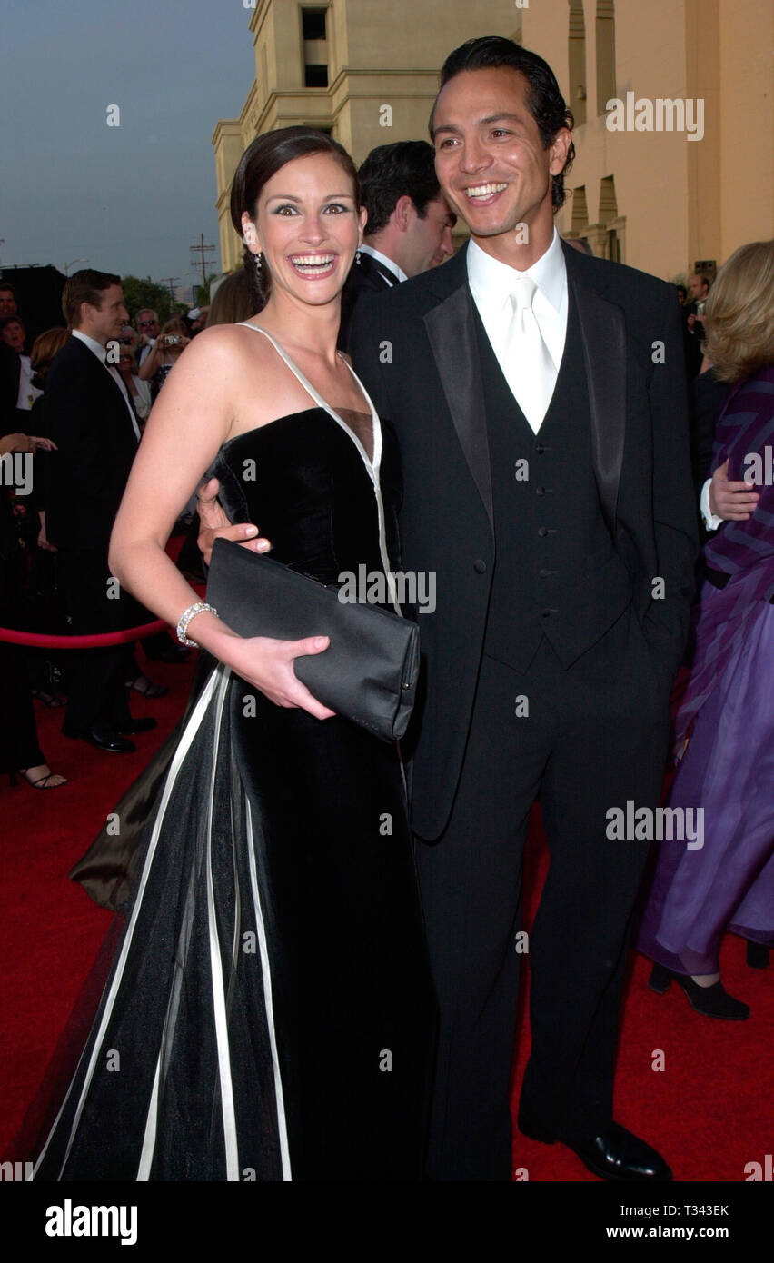 LOS ANGELES, CA. March 25, 2001: JULIA ROBERTS & actor boyfriend ...
