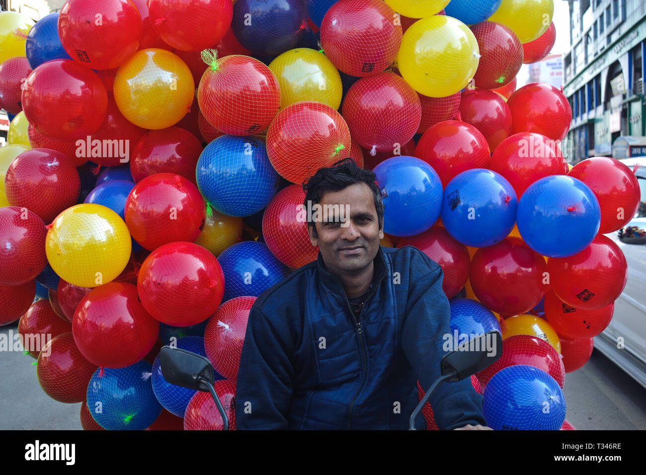 Indian balloon vendor hi-res stock photography and images - Alamy