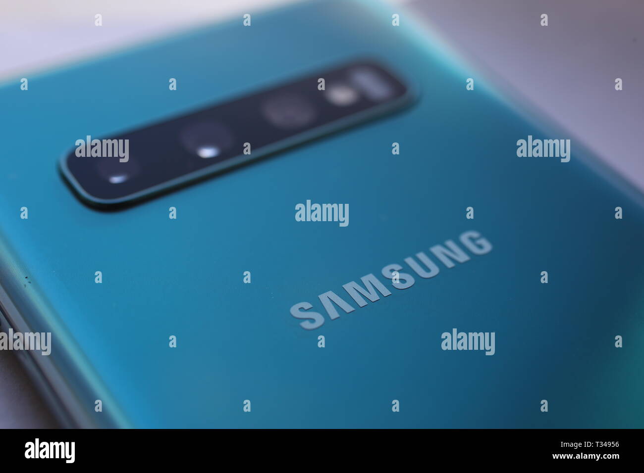 Smartphone samsung galaxy s 10 aquamarine Stock Photo - Alamy
