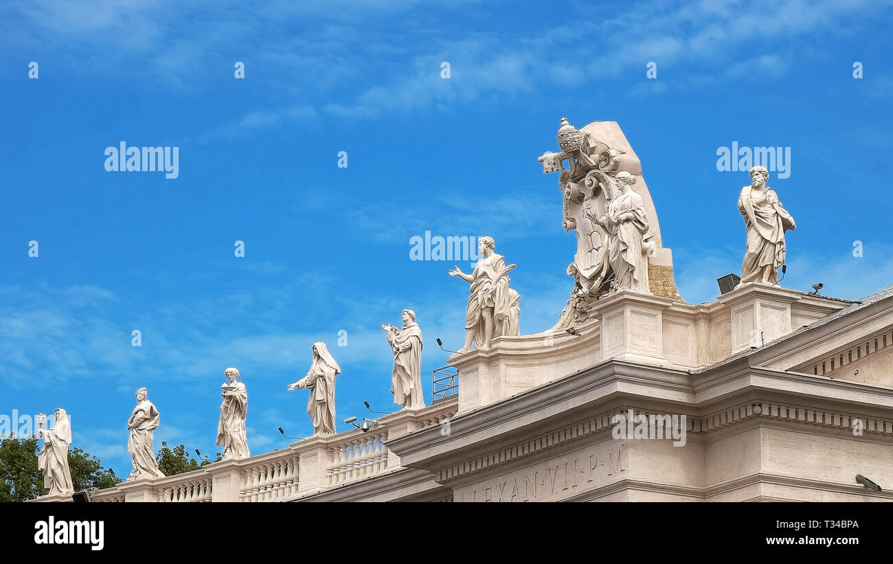 Statues above st peters basilica hi-res stock photography and images ...