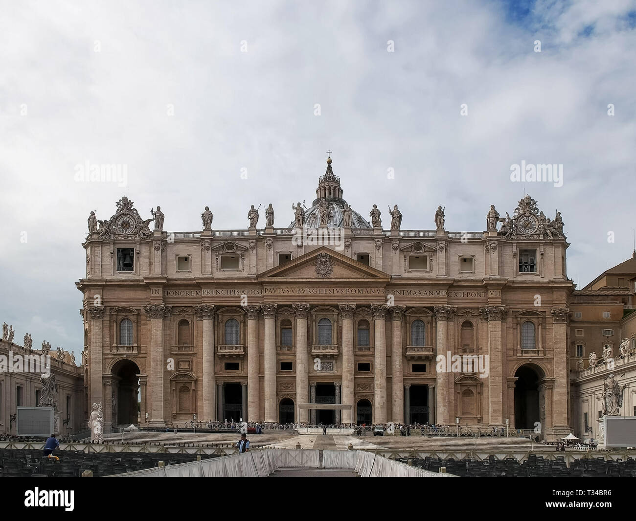 exterior view of saint peter's square, rome Stock Photo - Alamy