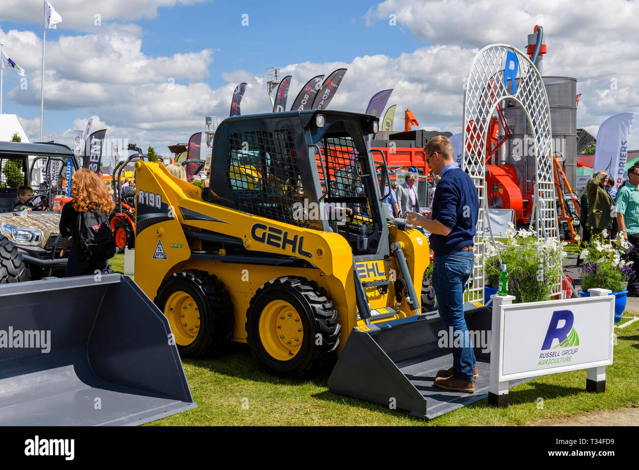 People work on loader machines hi-res stock photography and images - Alamy