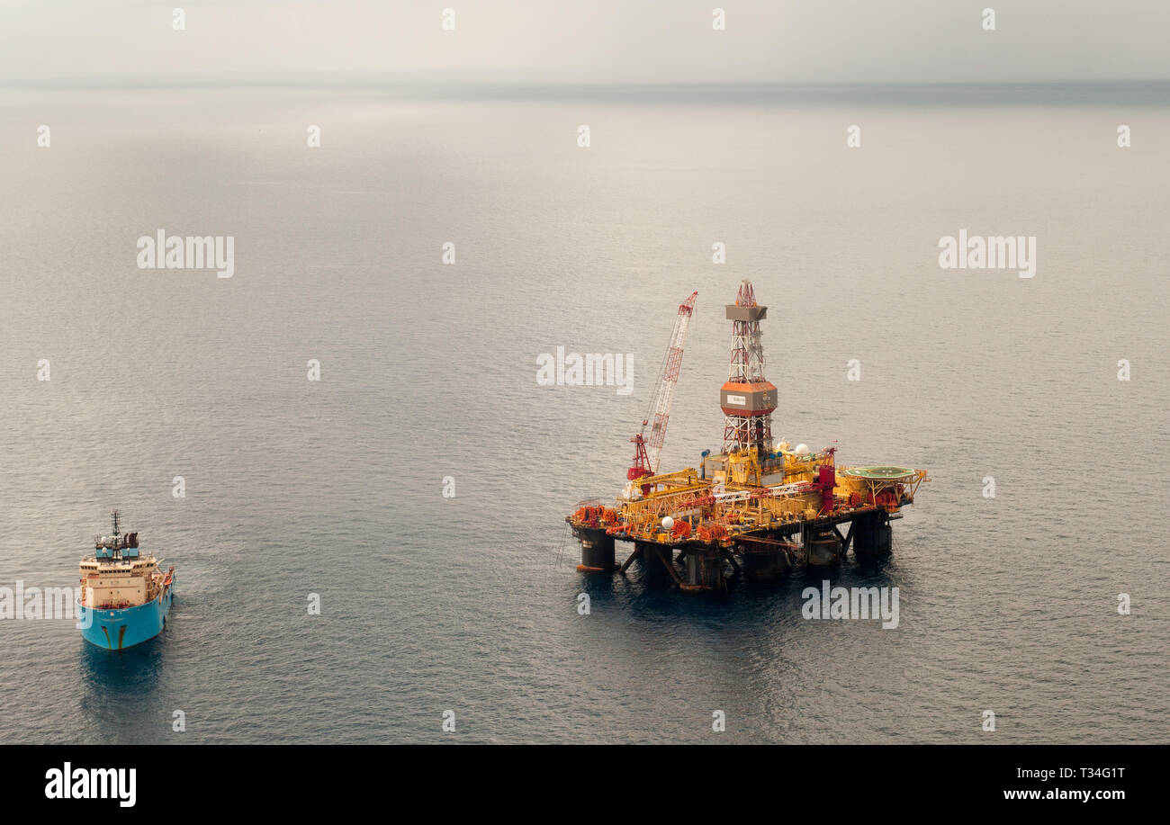 Climate crisis oil rig hi-res stock photography and images - Alamy