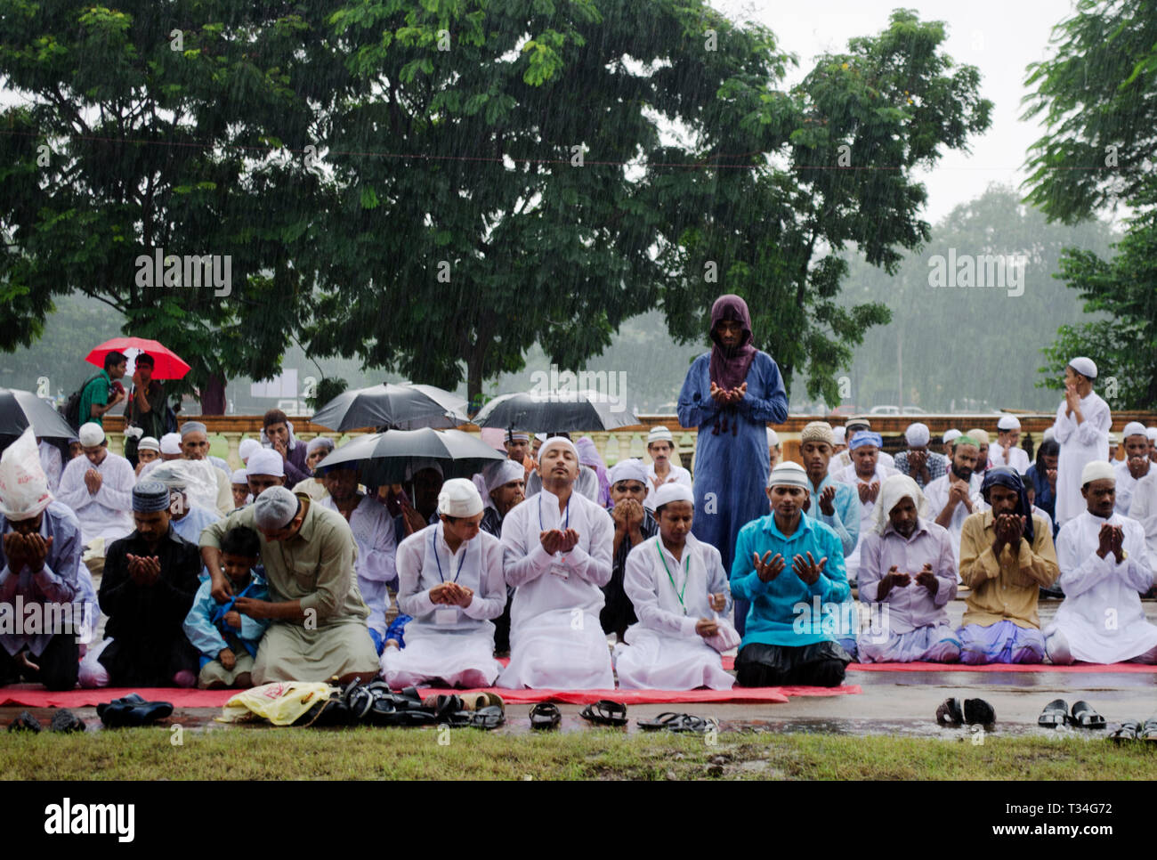 India muslim prayers hi-res stock photography and images - Alamy