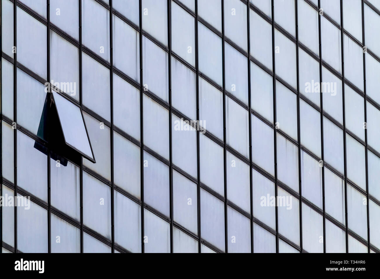 Skyscraper glass window close up hi-res stock photography and images ...