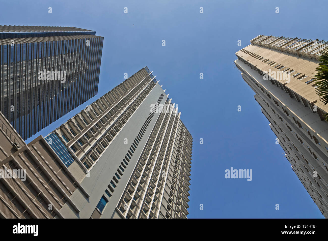 Building exterior low angle view hi-res stock photography and images ...
