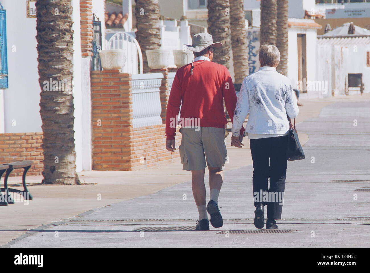 Seniors at the beach hi-res stock photography and images - Alamy