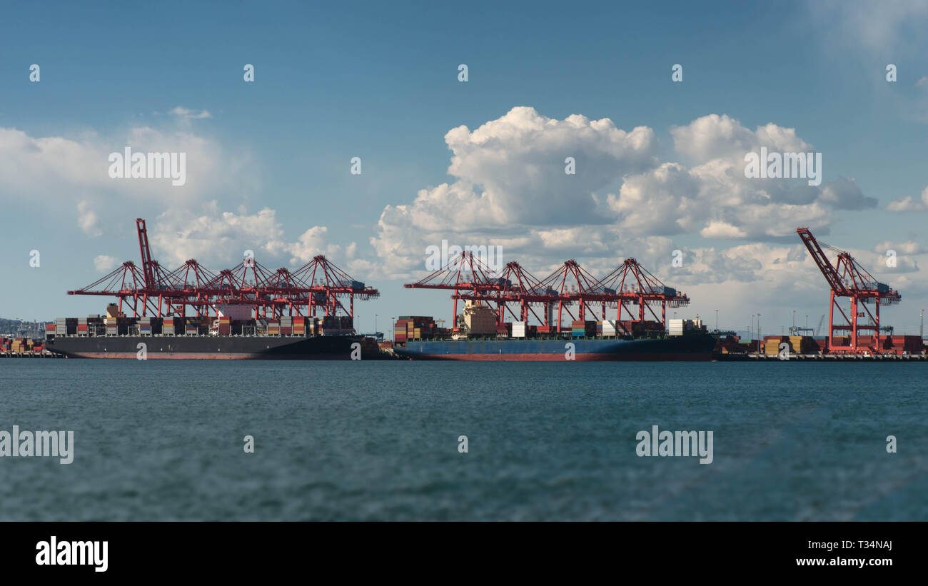 Moored container ships hi-res stock photography and images - Alamy