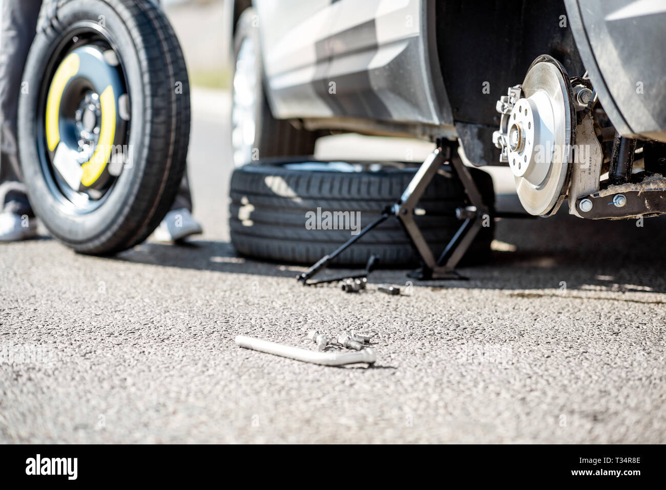 Changing a wheel hi-res stock photography and images - Alamy