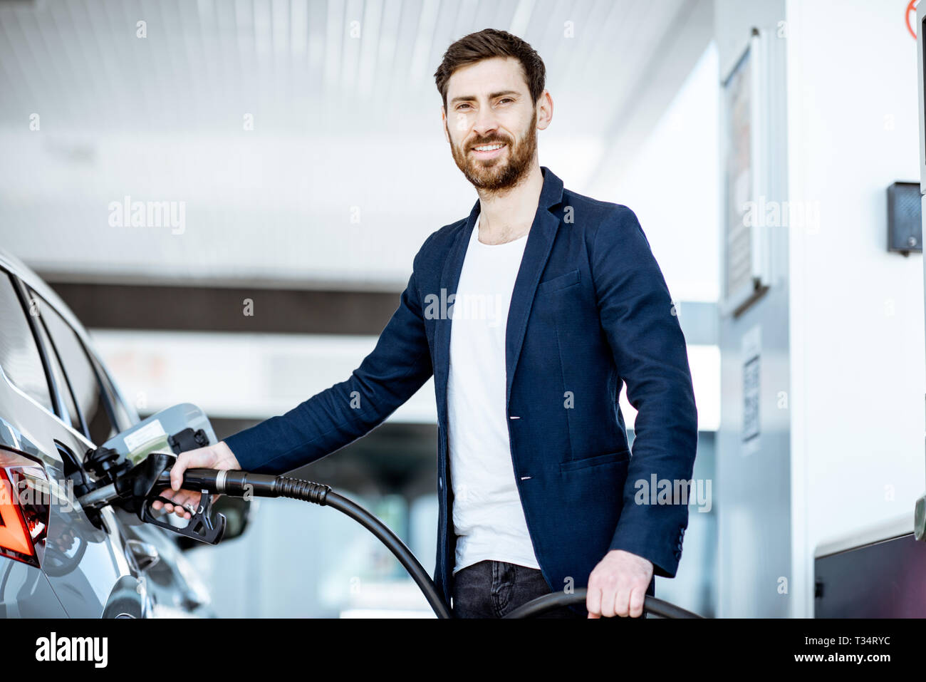 Smiling gas station hi-res stock photography and images - Alamy
