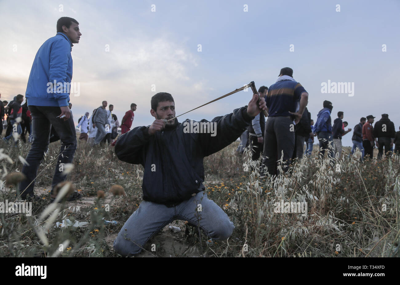 Palestine slingshot hi-res stock photography and images - Alamy