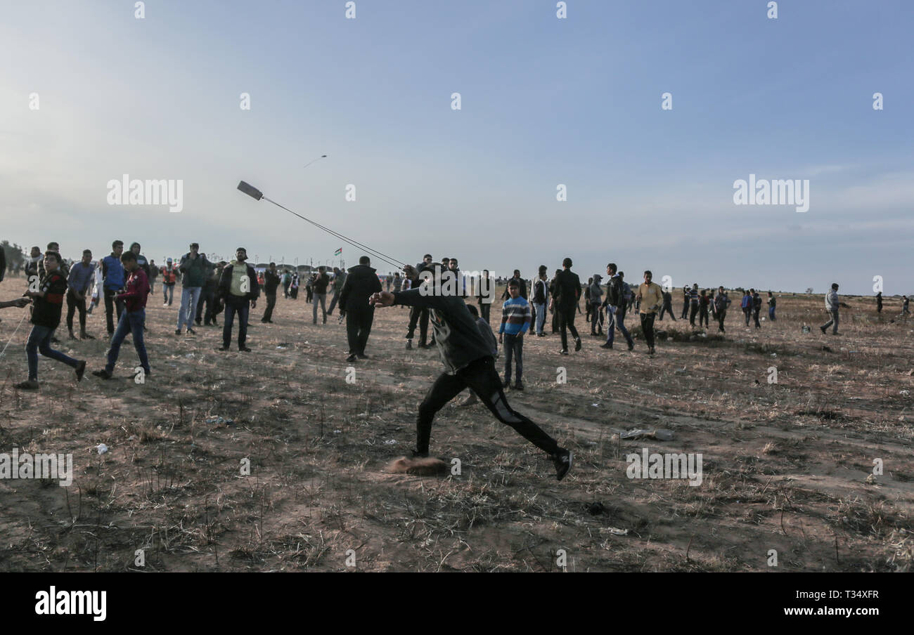 Palestine slingshot hi-res stock photography and images - Alamy