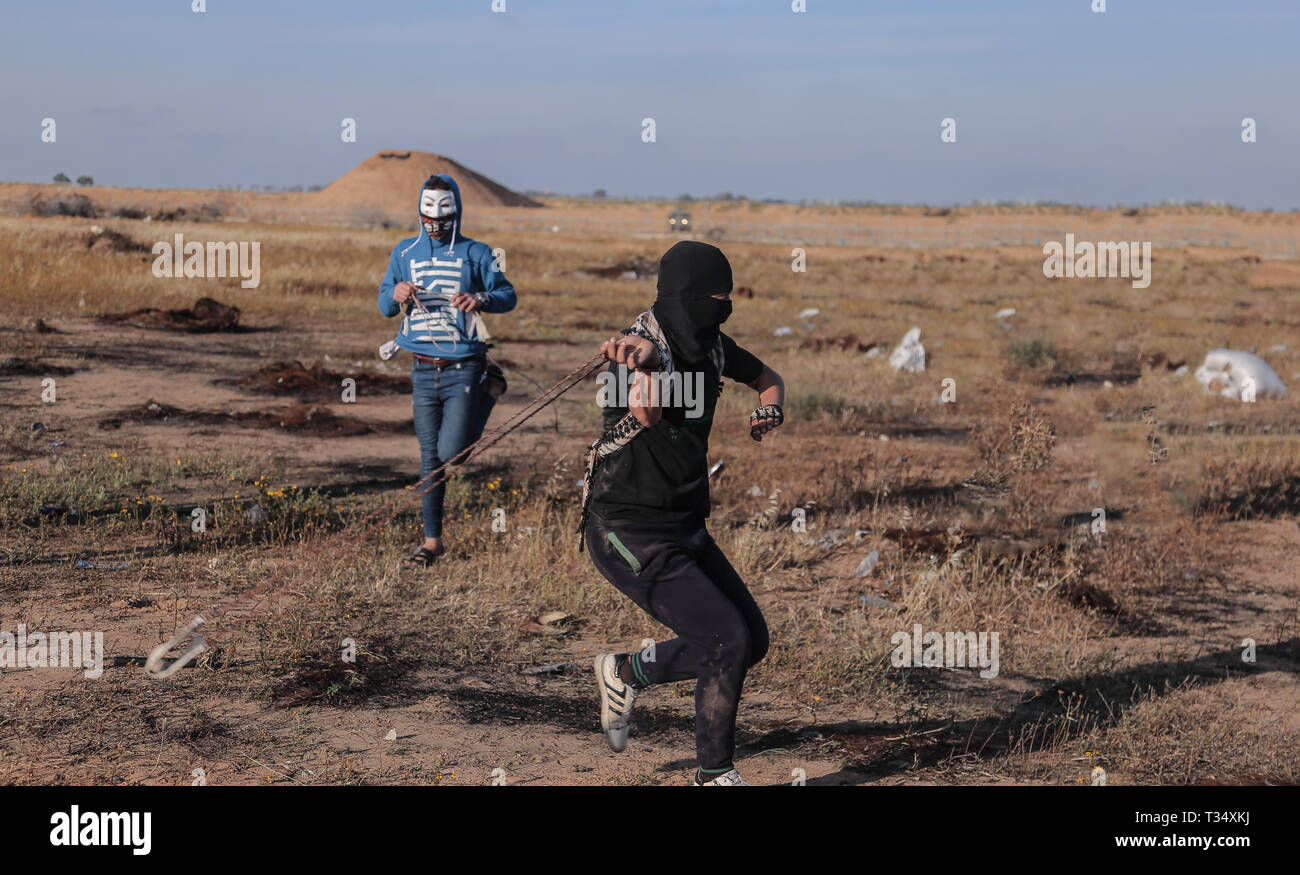 Middle slingshot hi-res stock photography and images - Alamy