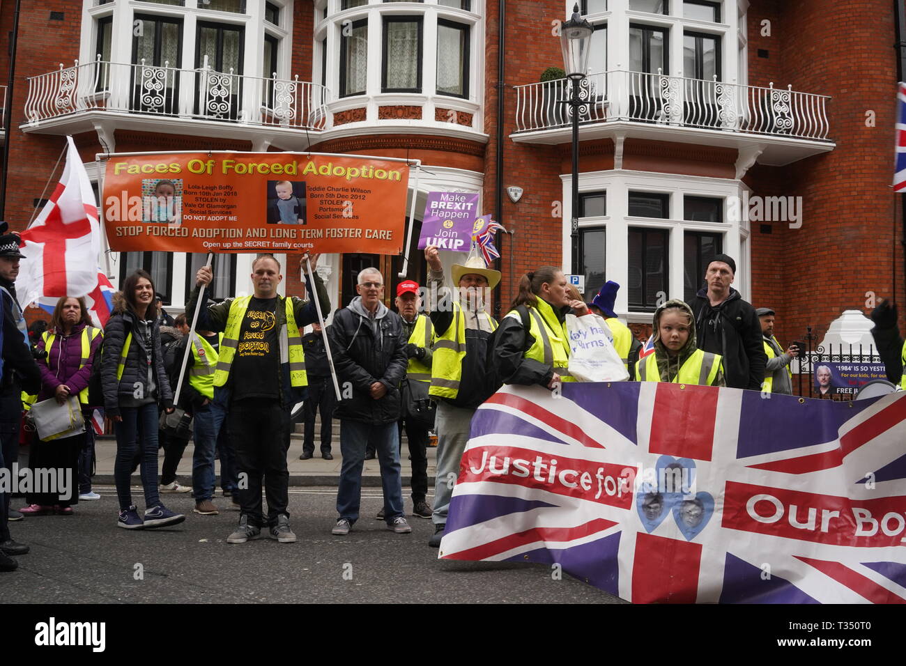 London, UK. 06th April, 2019. Protesters march past the Ecuadorian ...