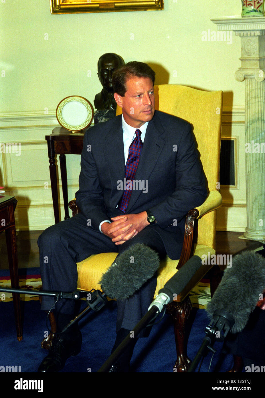 Iraq leader saddam hussein meets hi-res stock photography and images ...