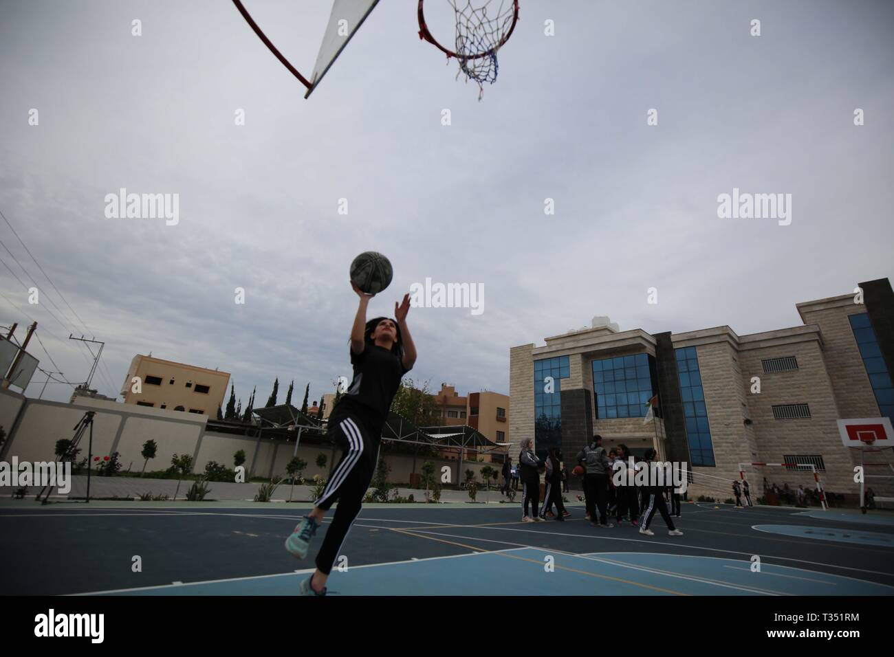 Gaza City, The Gaza Strip, Palestine. 6th Apr, 2019. Palestinian girls ...