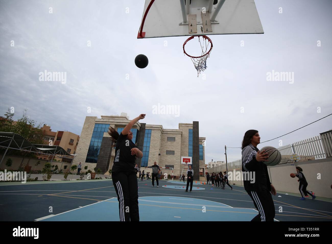 Gaza City, The Gaza Strip, Palestine. 6th Apr, 2019. Palestinian girls ...