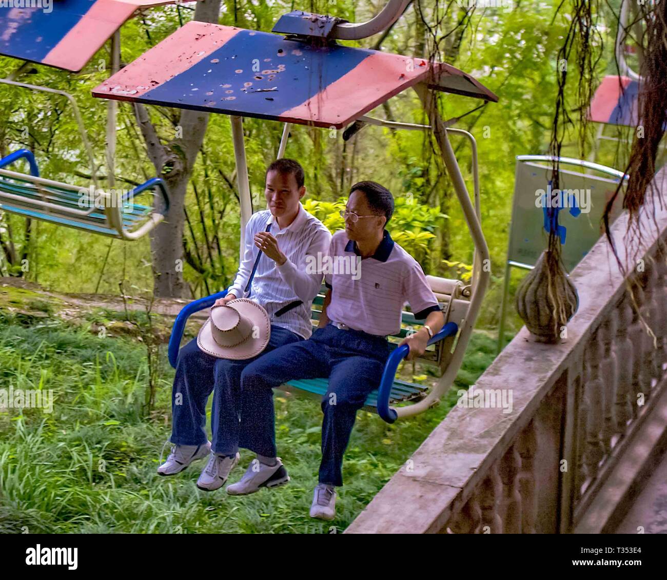 Fengdu County, Chongqing municipality, China. 22nd Oct, 2006. Two ...