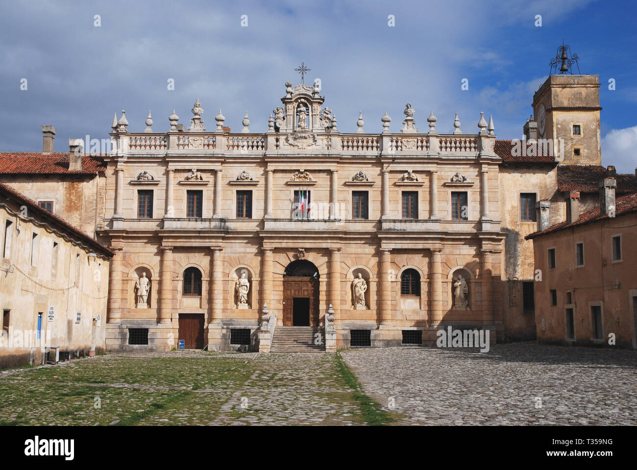 Monumental style architecture hi-res stock photography and images - Alamy