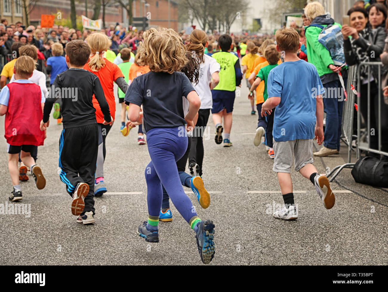 Children running race track hi-res stock photography and images - Alamy