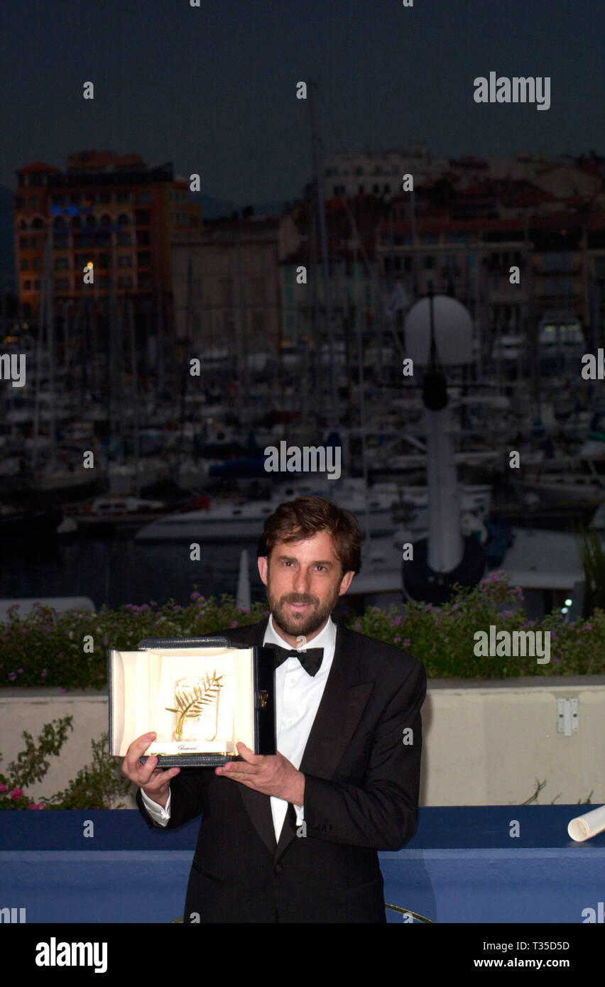 CANNES, FRANCE. May 20, 2001: Italian director NANNI MORETTI celebrates ...