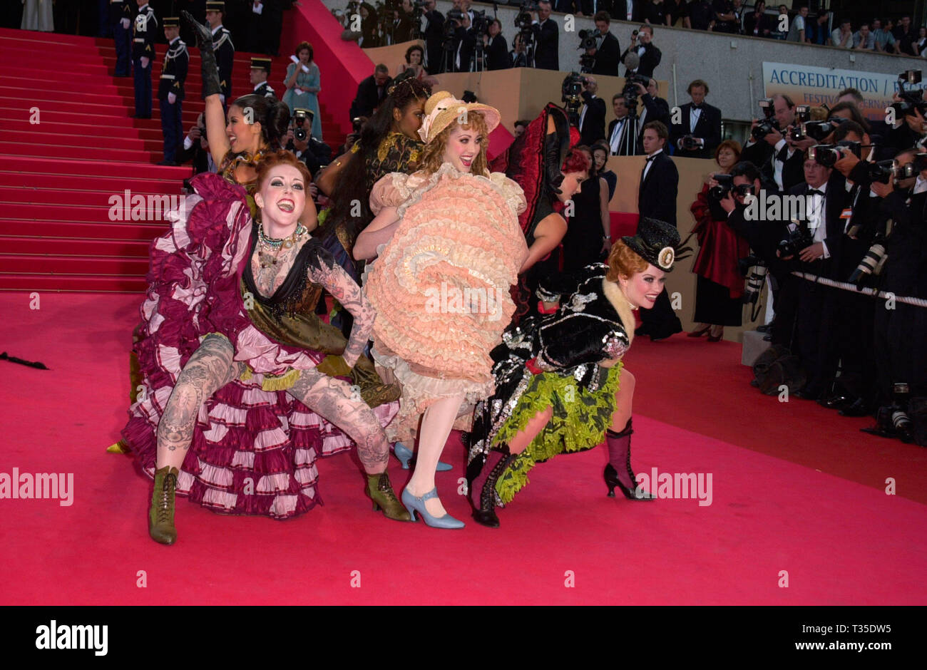 Can can dancers paris hi-res stock photography and images - Alamy