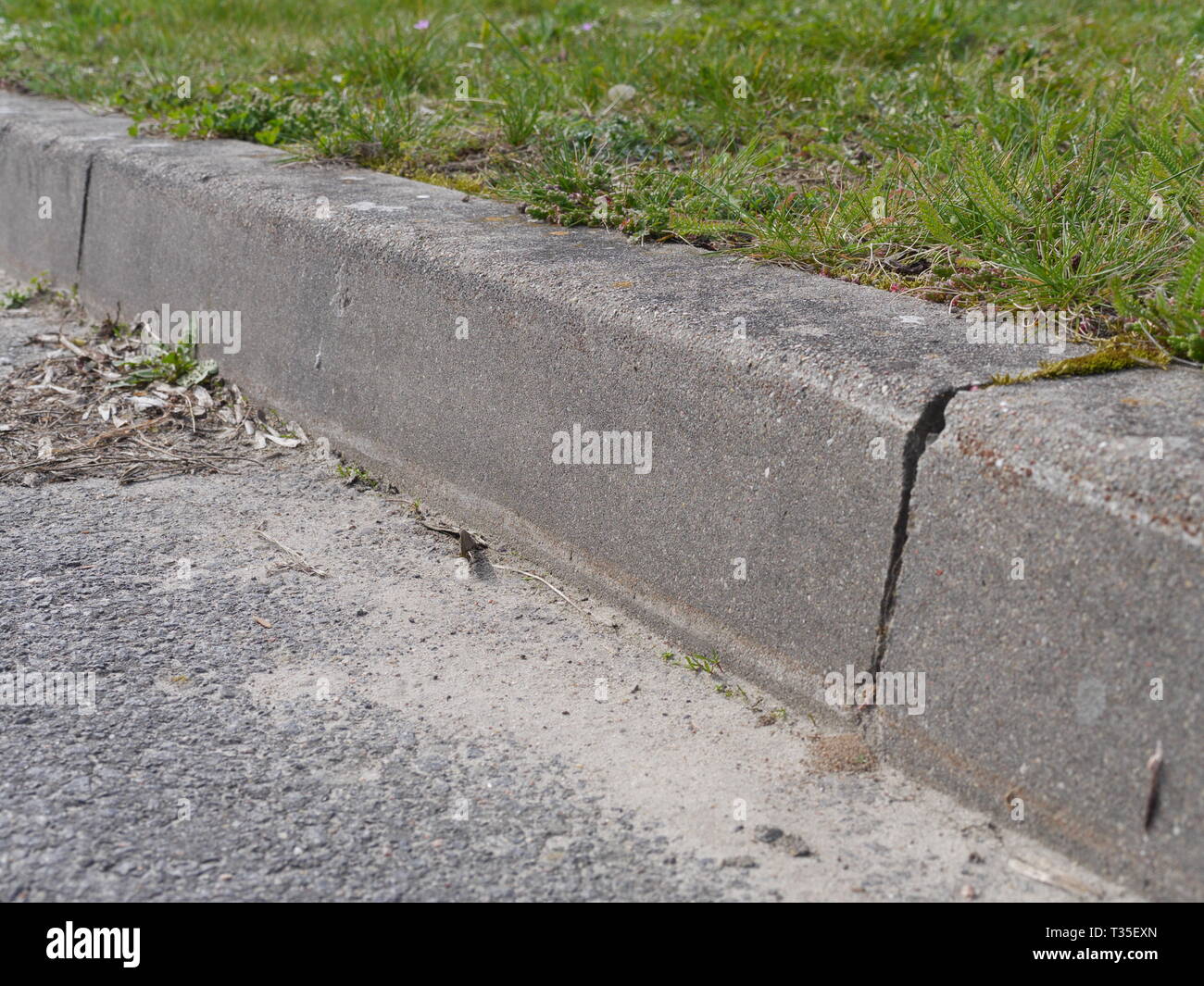 Parking lot curb hi-res stock photography and images - Alamy