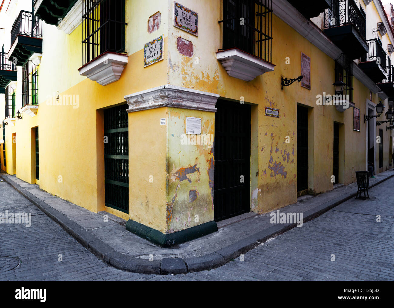 Colorful building of Havana, Cuba Stock Photo - Alamy